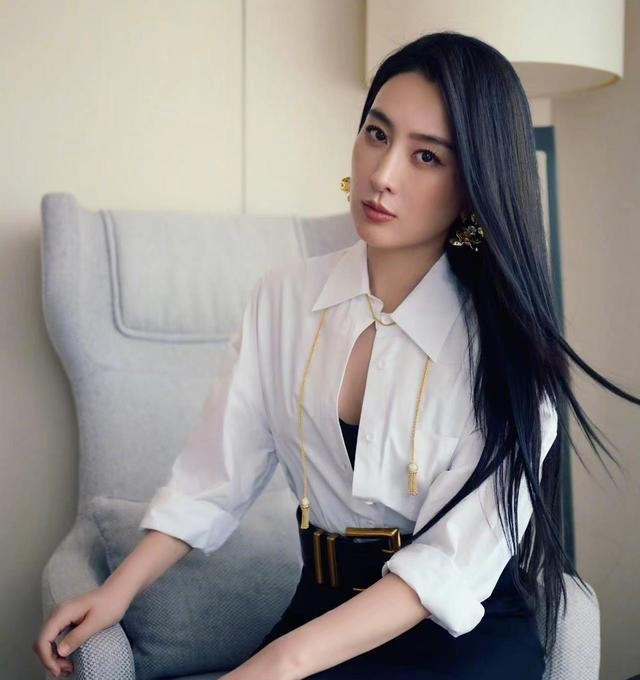 After playing "Legend of Miyue", she played "Song of Mortals" 9 years ...