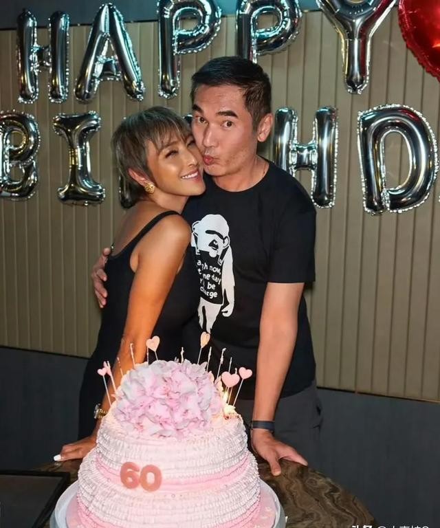 Hong Kong socialite birthday party, the pampered Dou Jingtong shows her ...