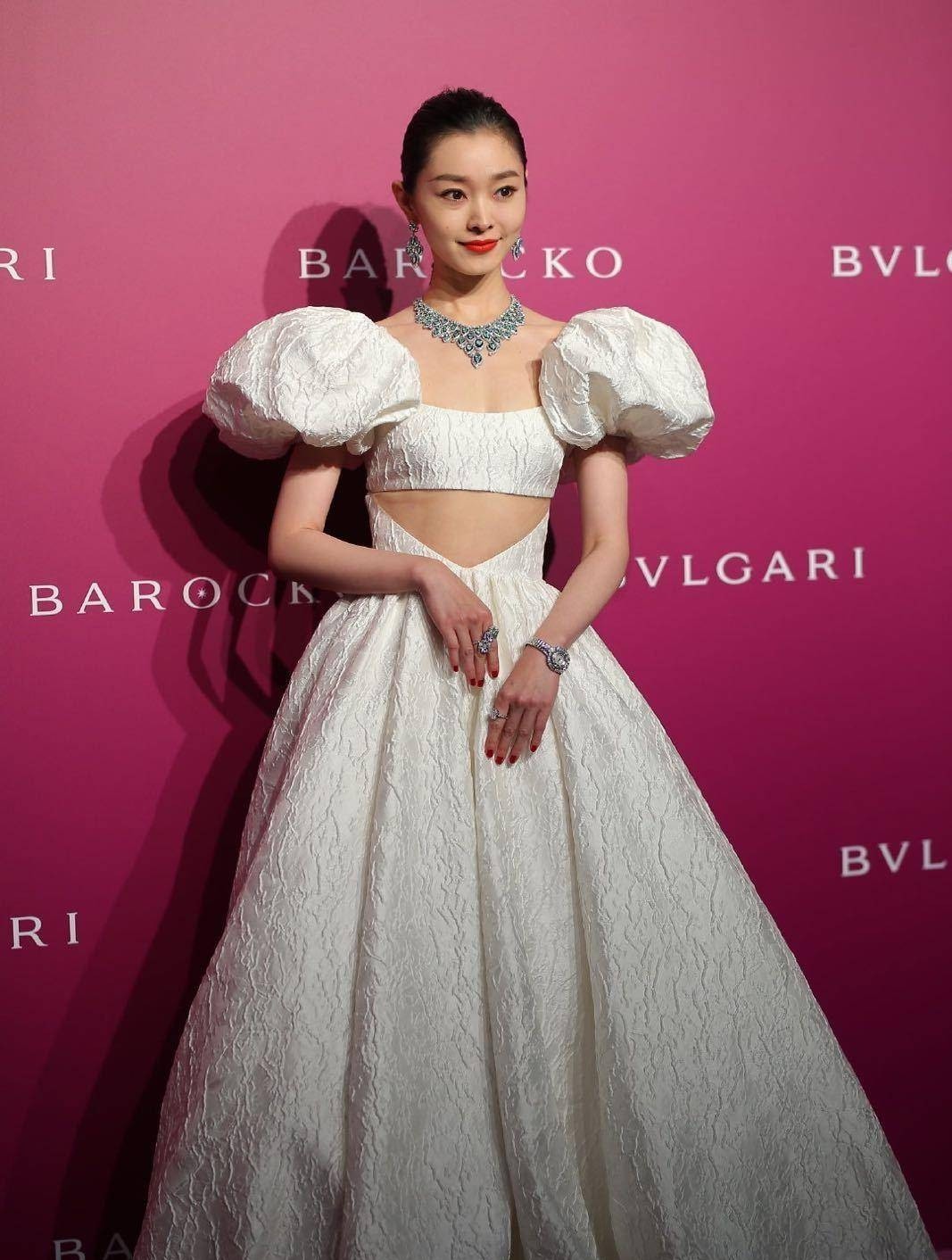 Guli Nazha's holiday photos, red swimsuit highlights her good figure ...