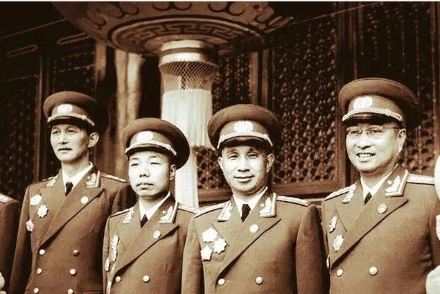 Two generals and two admirals took a photo together. They are both the ...