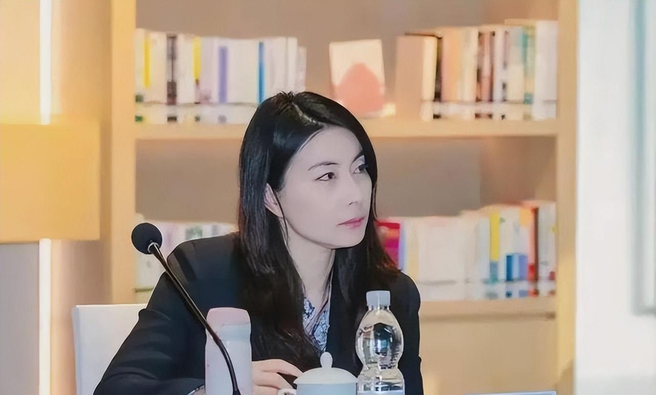 Guo Jingjing became the president. She wore a suit and spoke in a ...