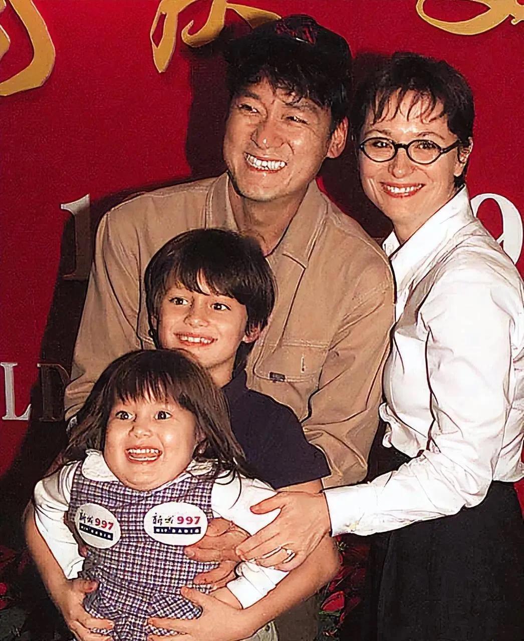 Recent photos of 63-year-old Stephen Chow's wife leaked out. She is the same age as Chow Wakin ...