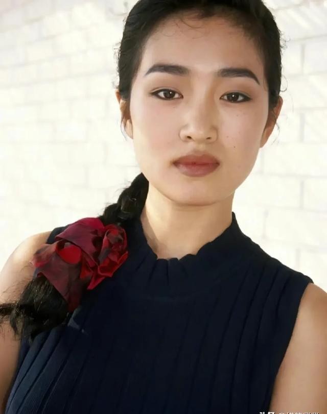 Why is Gong Li praised as a top beauty for her "square face"? Just look at her photo with Lin ...