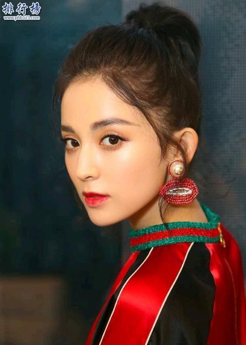 Li Wenjing, a 48-year-old CCTV host, has been wearing a wig for more ...