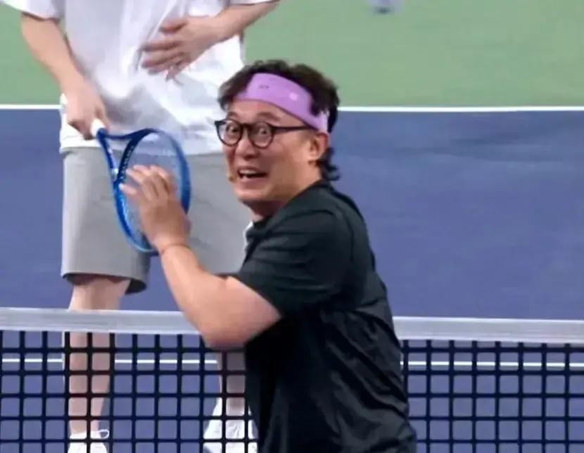 Eason Chan hit Fan Zhendong's stomach when he played the ball. Eason ...