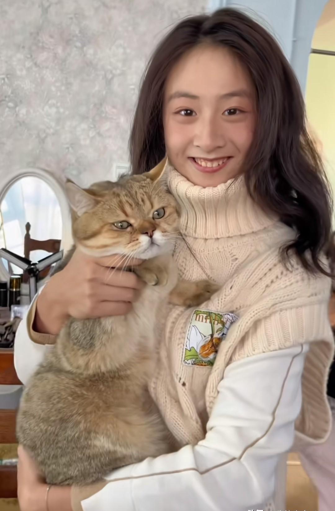 Tian Liang posted a New Year's family photo. 15-year-old Sen Die's ...