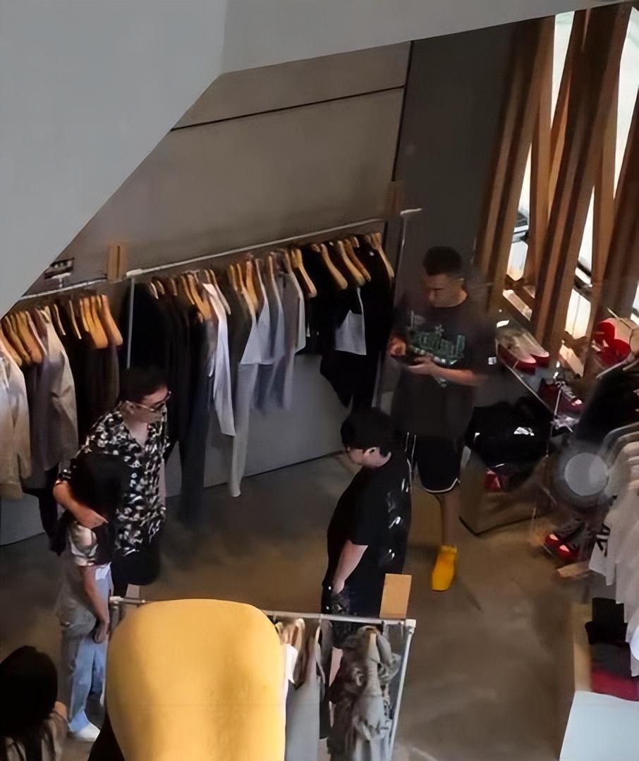 Wang Sicong puts his arm around his new girlfriend's shoulders while ...