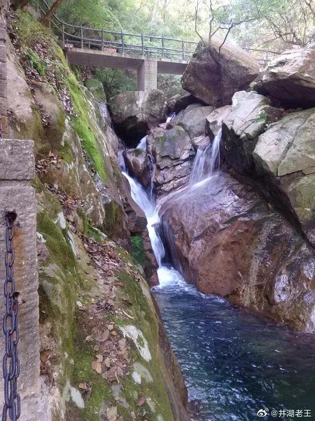 Jiuhua Grand Canyon, the water flowing freely in that valley - iMedia