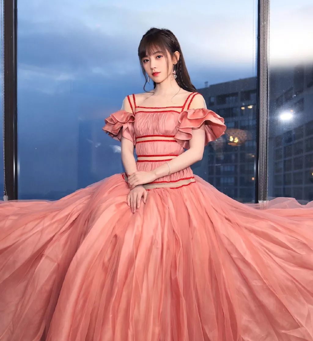 Ju Jingyi is single and busy filming, Zhong Hanliang is low-key and ...