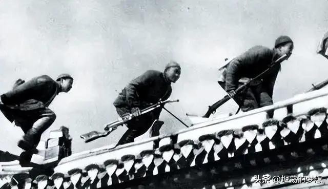 The PLA political commissar met the Kuomintang on the road and was ...