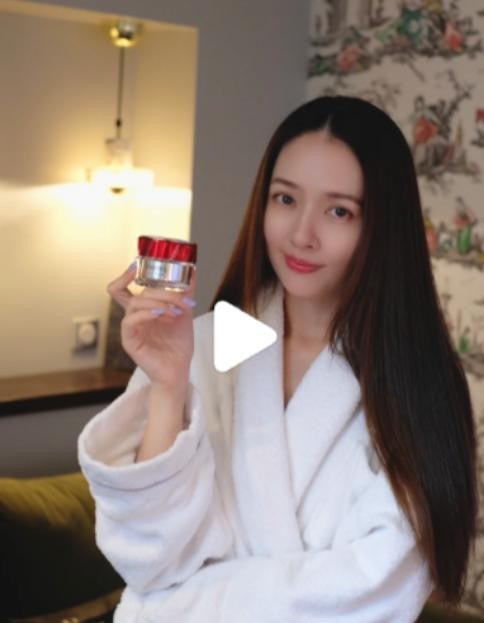 Guo Biting posted a VLOG of her work in Paris. Her skin is as soft as ...