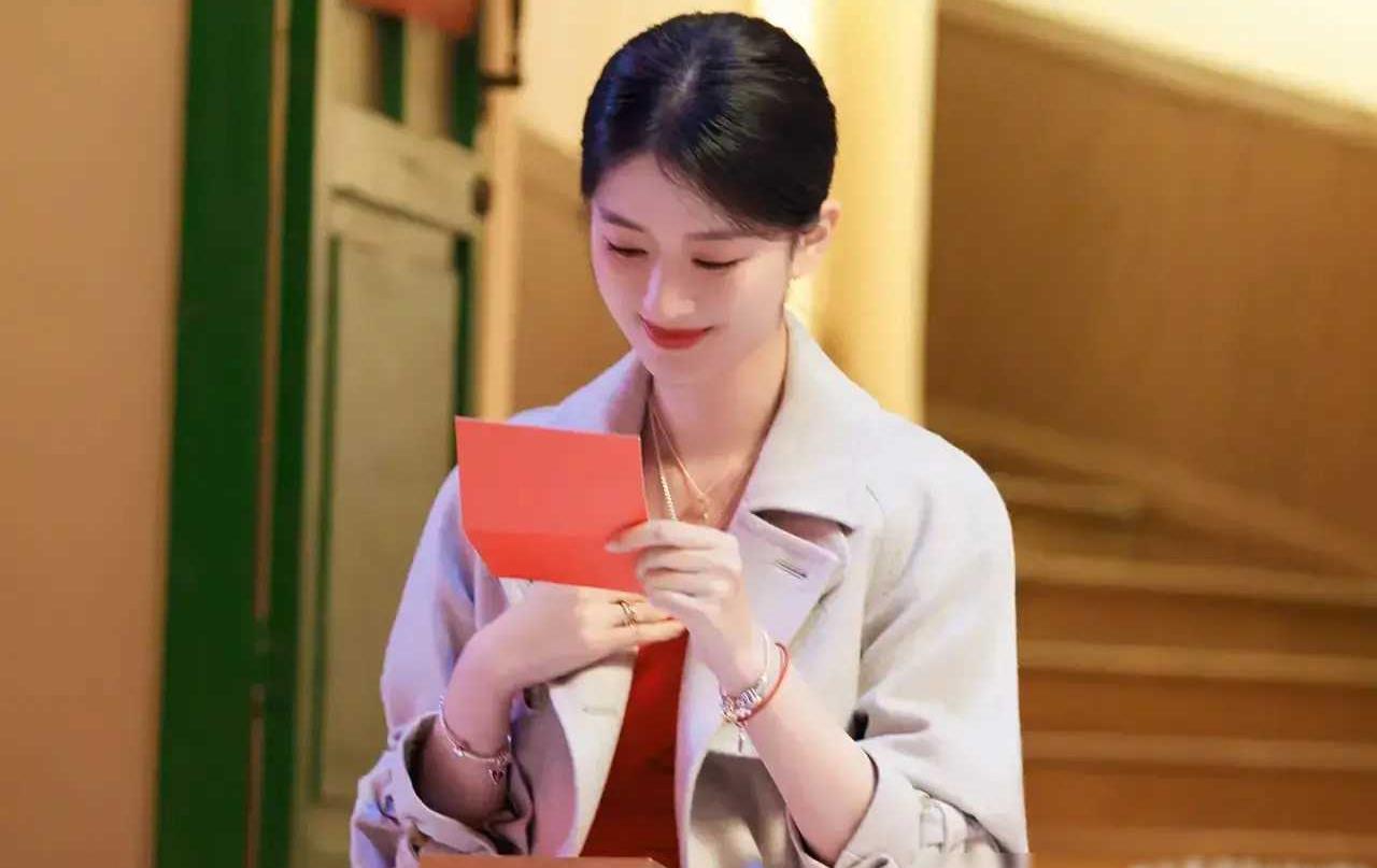 Qiao Xin shared a photo with her sister Qiao Xue. They look similar and ...