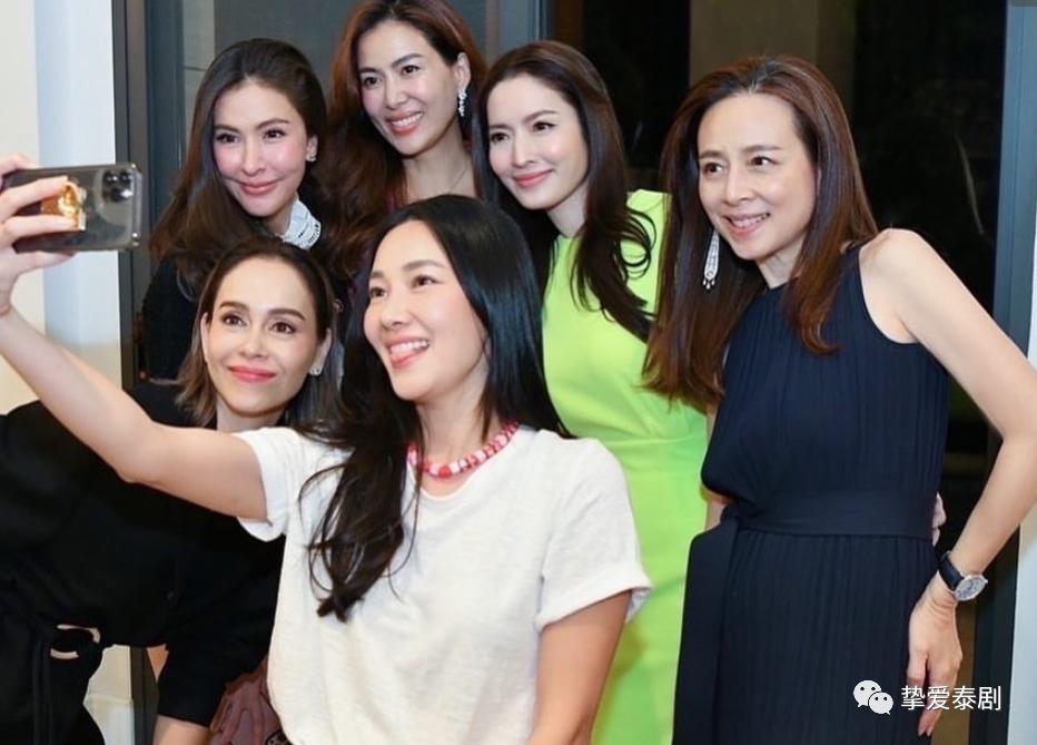 超一線泰星公開曬合照，AumP、Noon、Aff等泰劇女神齊聚，誰贏了 - 頭條匯