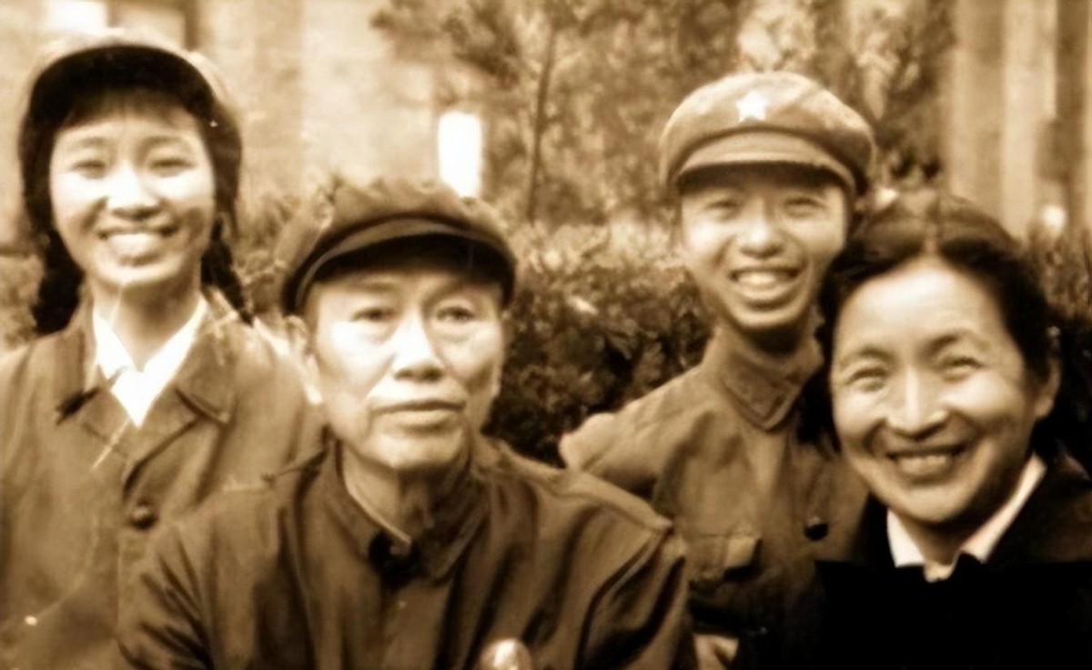 In 1960, Deng Hua and his family were visiting Chengdu when they came ...