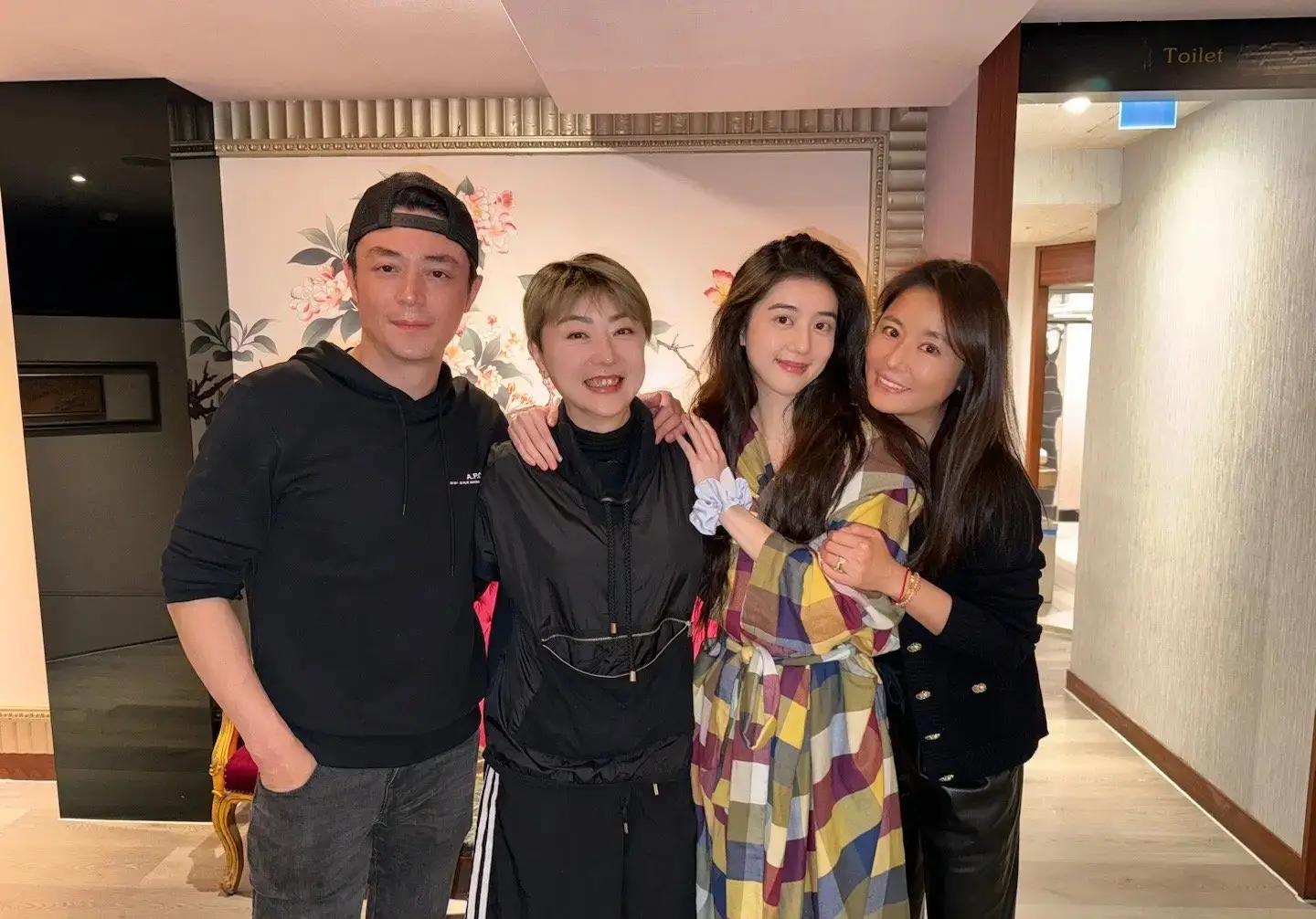 Huo Jianhua and his wife had a party, and they were too close to Li ...