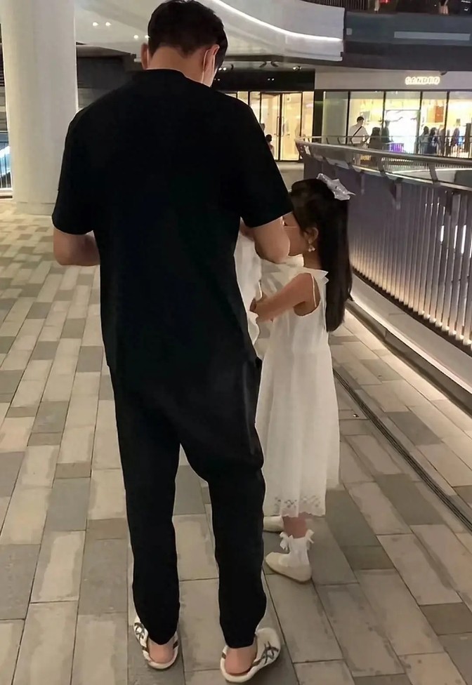 Tough guy becomes dad! Qin Hao wears purple socks and holds his baby ...