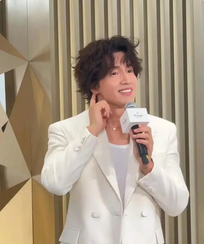 Yan Chengxu came to Hangzhou to participate in a commercial performance ...