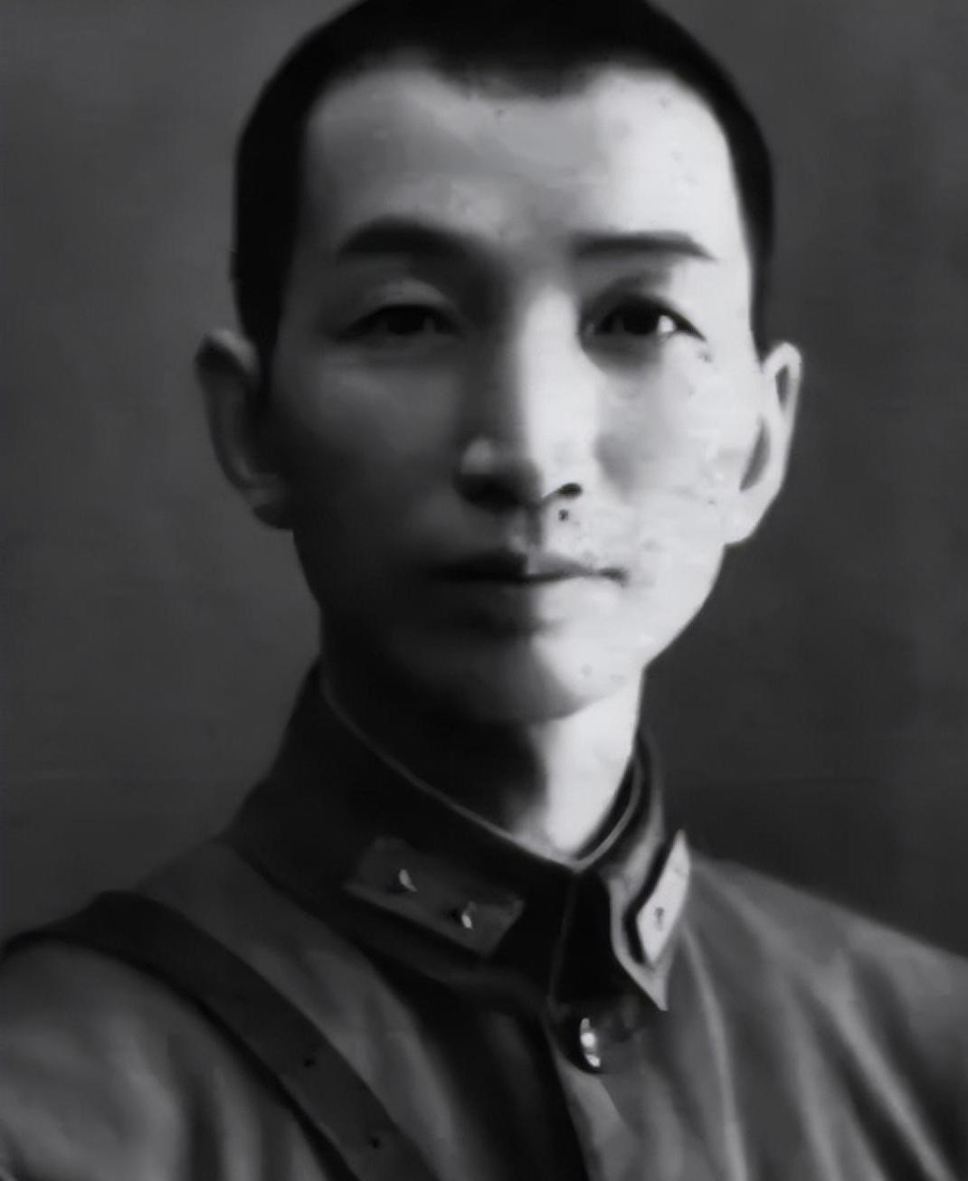 In 1949, Peng Dehuai met Li Minghao by chance and took off his coat to ...