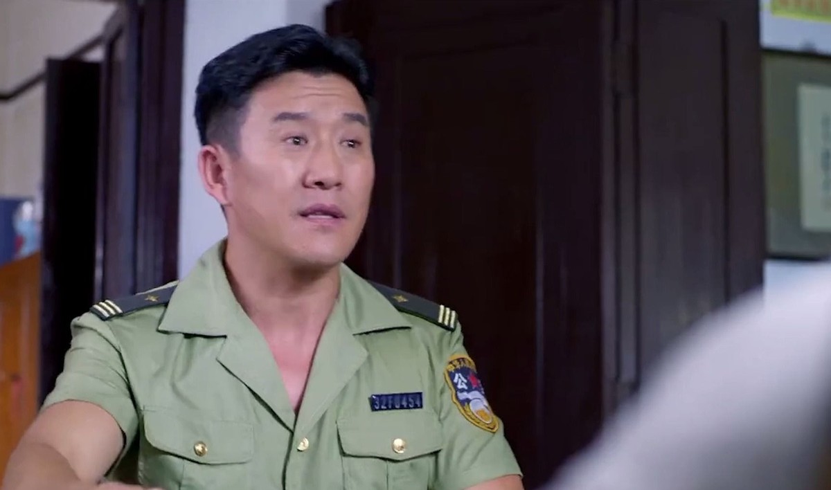 Both of them play the role of "criminal police captain", but the ...