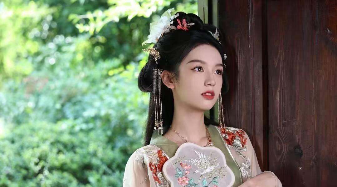 Hou Minghao and Zhou Ye wear ancient costumes, their character designs ...