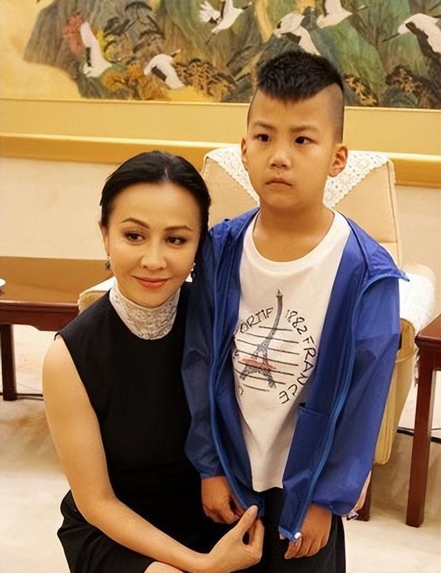 58-year-old Carina Lau and Hu Jun's son take photos again! The man is ...