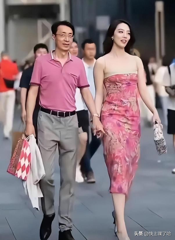 Ye Xuan wore a "mistress's skirt" live broadcast to attract traffic ...