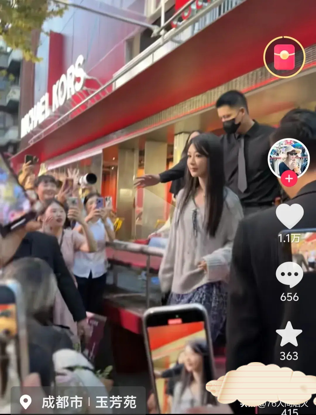 From the perspective of passers-by, Yang Zi is thin, tall, gentle and beautiful. The boy ...