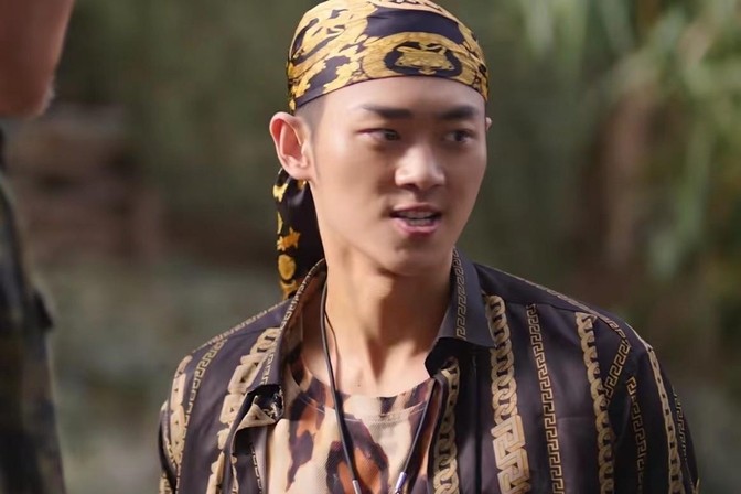 Staring and roaring is annoying, shaking the head is too embarrassing ...