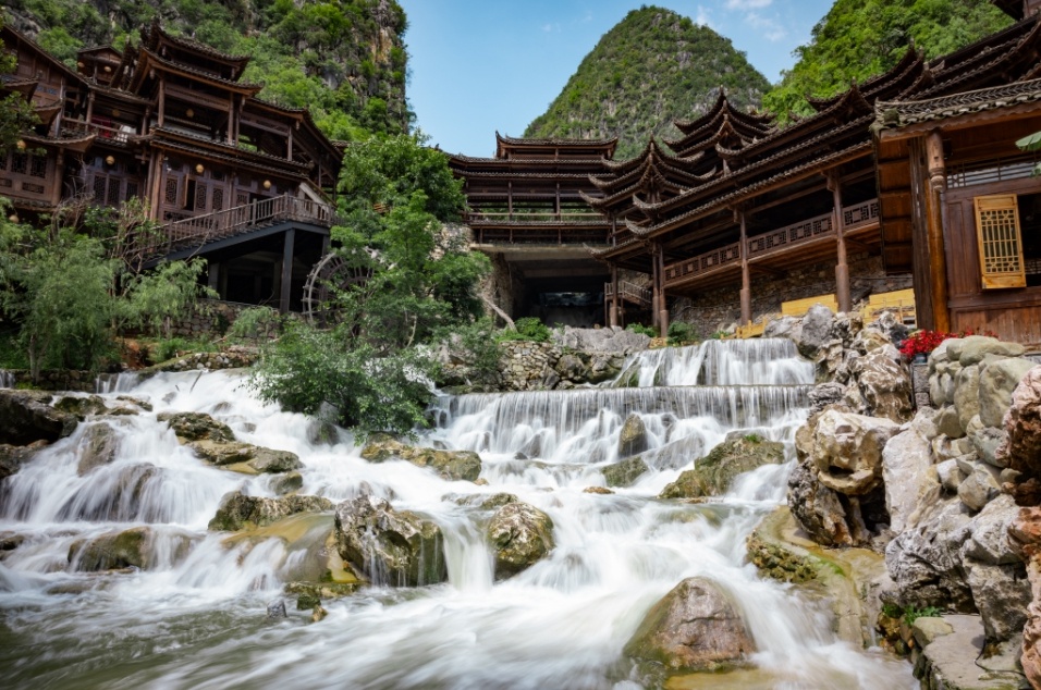 The song "Fenglin Buyi" sung by young singer Yang Xiyinzi depicts the ...