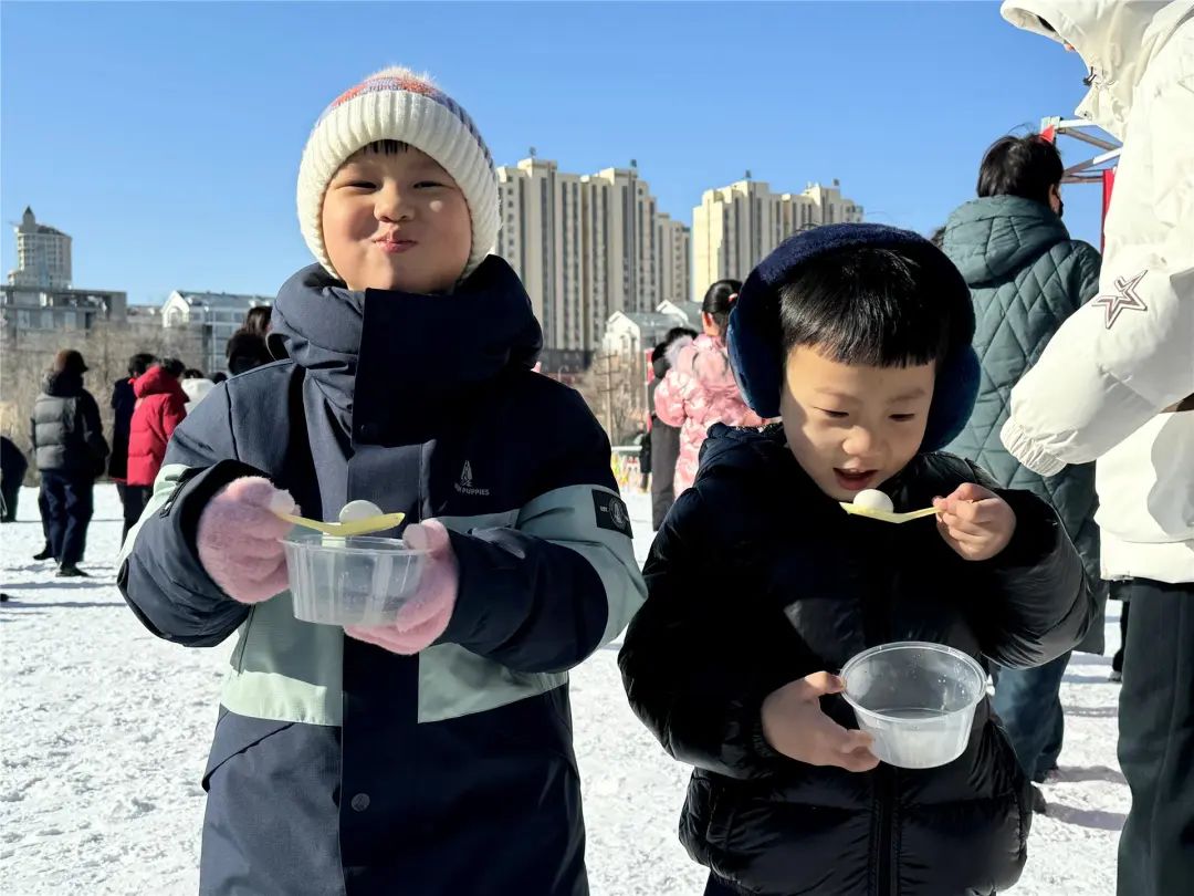 Guess lantern riddles, appreciate New Year pictures, taste delicious ...