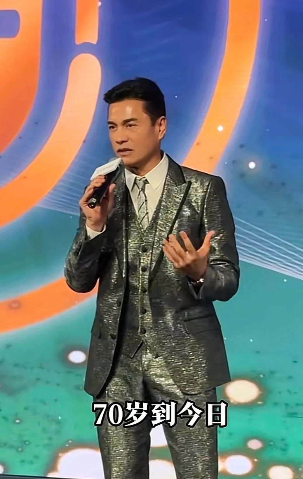70-year-old Ray Lui attended an event with a firm face and jokingly ...