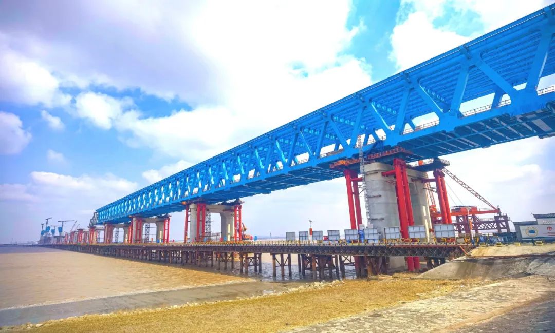 1205.4m steel beam pushed across the river! More than half of the steel ...