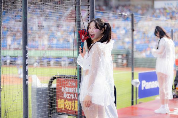 Lian Shibin and Woo Su-han are super dedicated to cheering in the rain ...