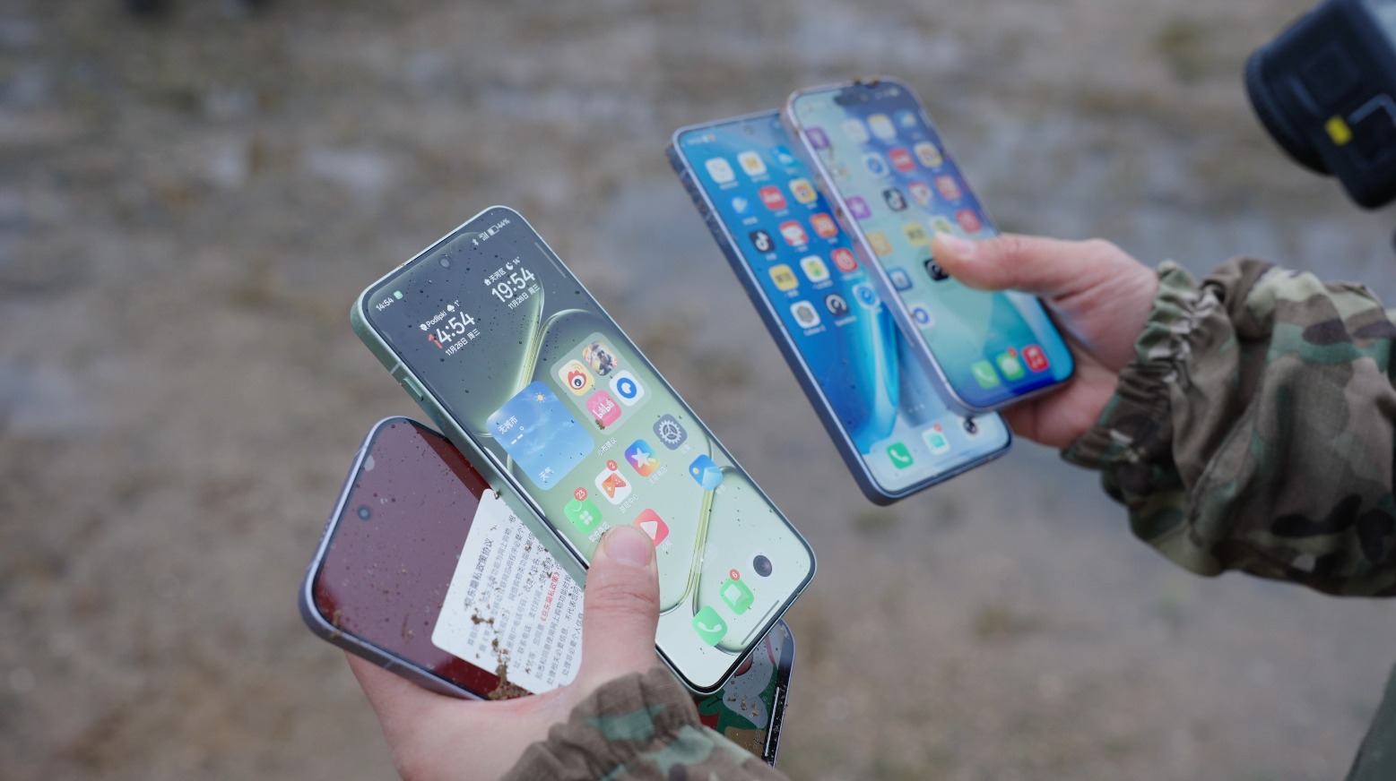 A 20-meter drop and immersion in an icy lake! A mobile phone undergoes ...