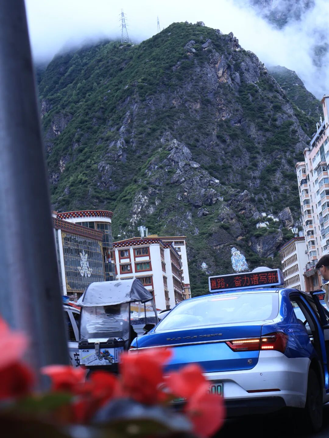 The all-season route on the Sichuan-Tibet Highway gives ordinary people ...