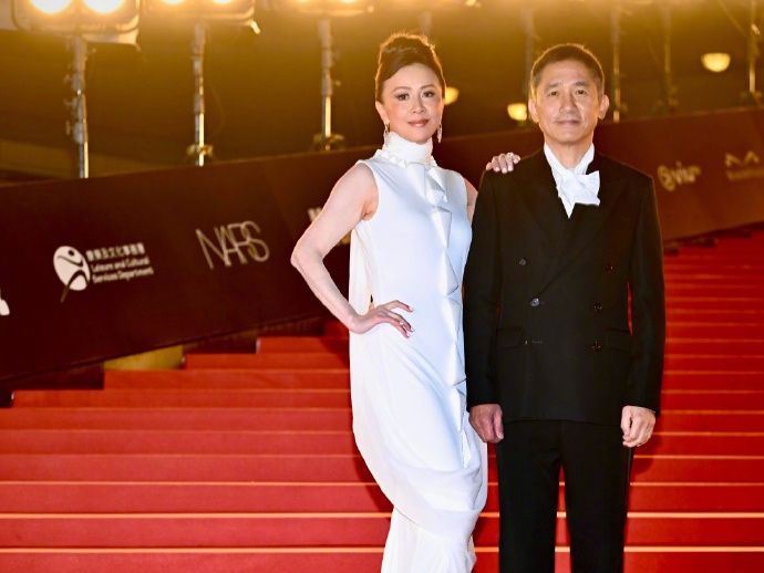 The photo of Carina Lau and Tang Wei with a "deep U-neck" is of great ...