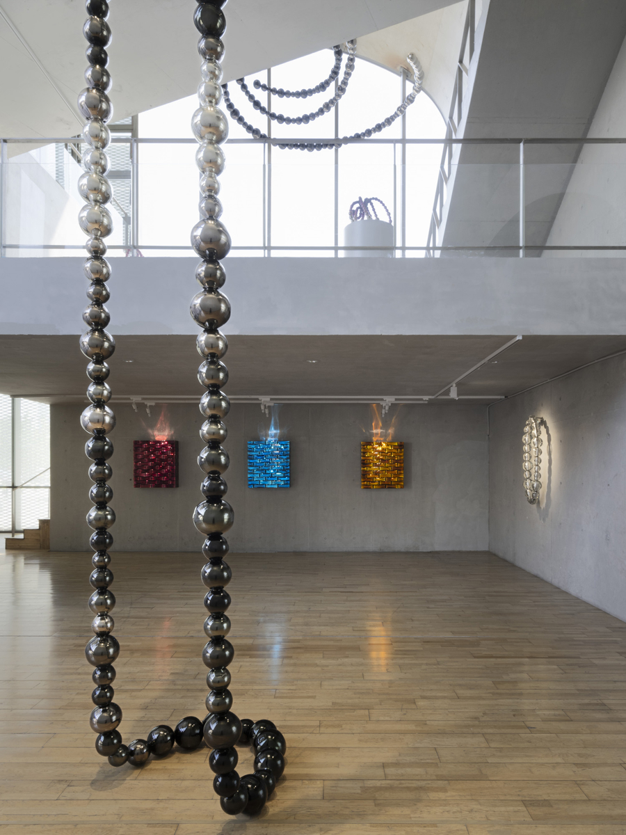 "Stringing together" the beauty of splendor and change, this artist's ...