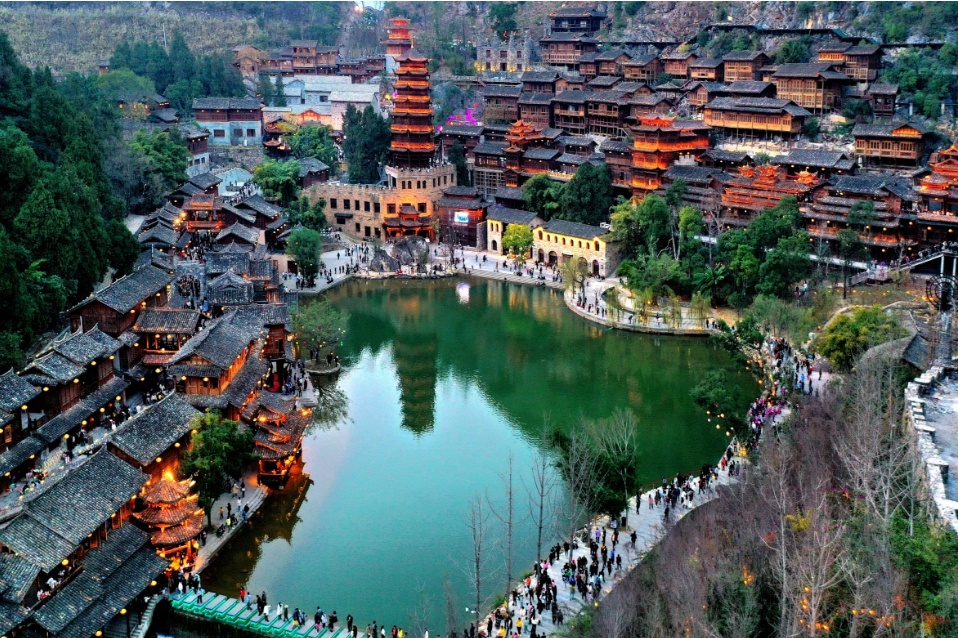 The song "Fenglin Buyi" sung by young singer Yang Xiyinzi depicts the ...