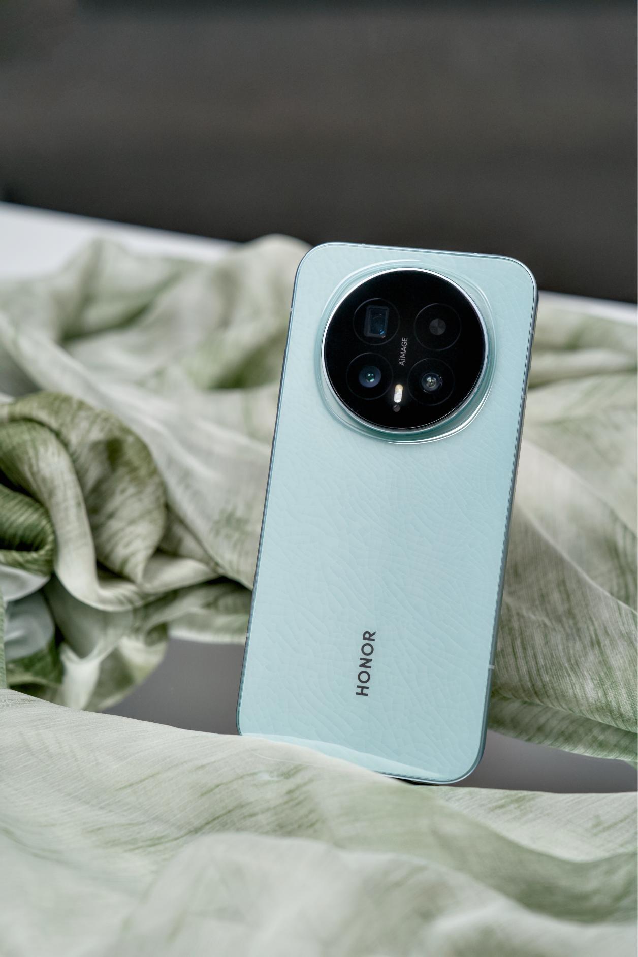 Honor Magic 8 photo gallery: stunning azure glaze and ingenious design hidden in narrow edges ...