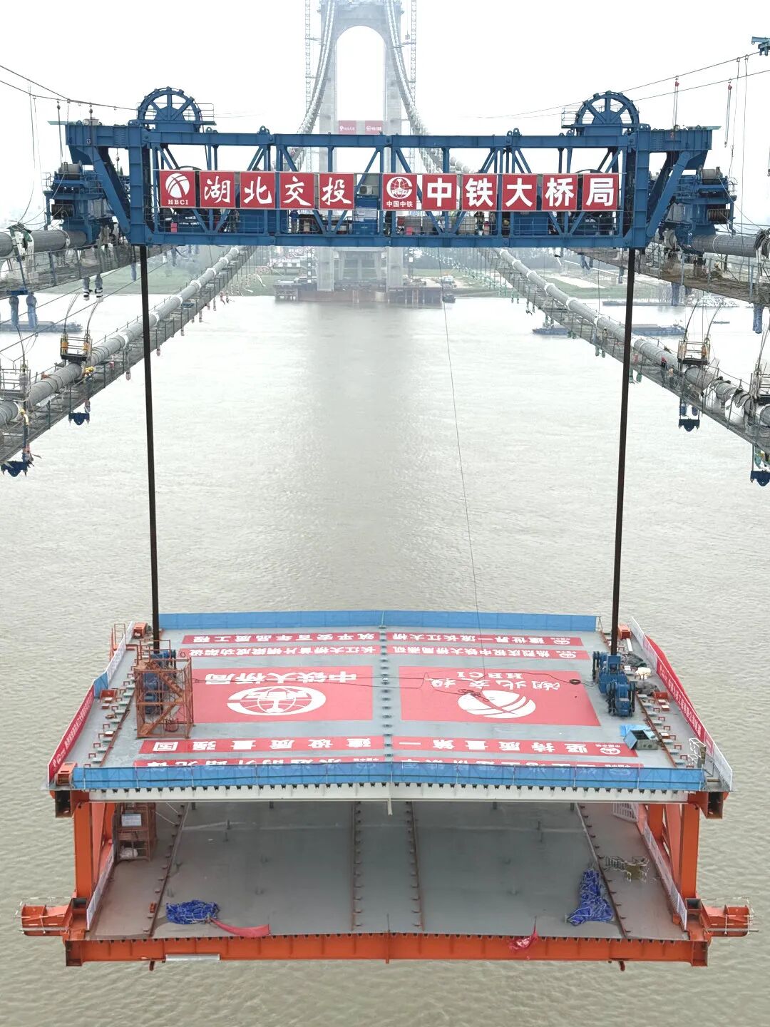 The first beam is hoisted into place! The Yanji Yangtze River Bridge ...