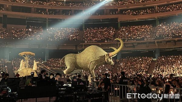 Jolin Tsai's concert featured a "giant bull" charging around the venue ...