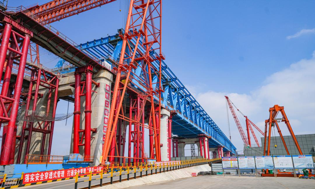 1205.4m steel beam pushed across the river! More than half of the steel ...