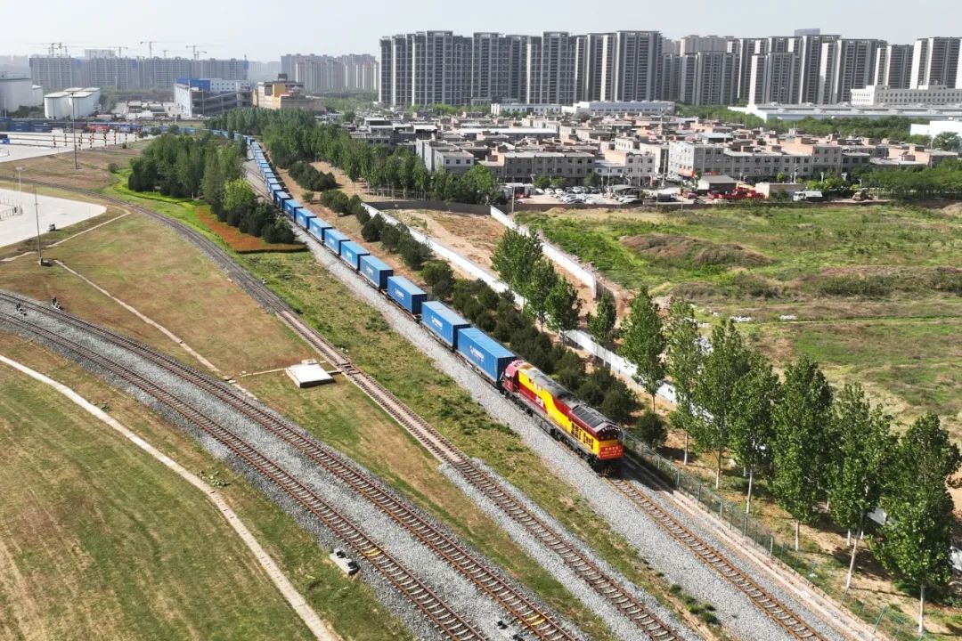 Officially opened for operation, the first train from Xi'an departs ...