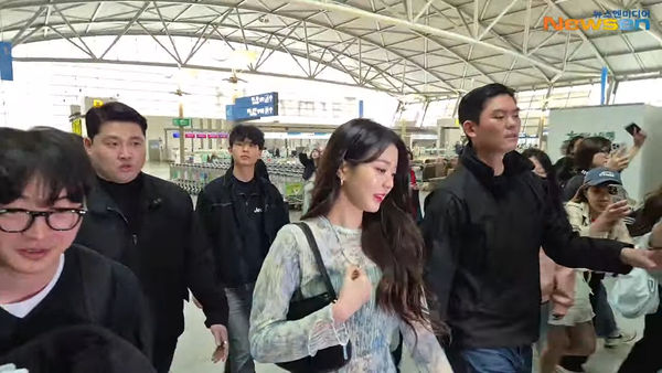 IVE is coming to Taiwan! Yu Zhen appeared in a handsome thick-framed glasses and Zhang Yuanyan ...