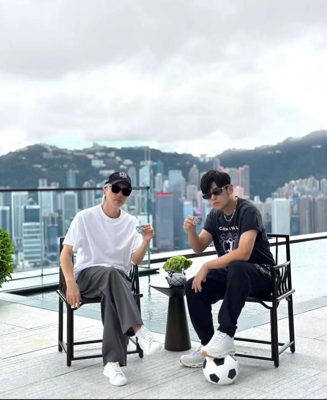 Stephen Chow wears the same shoes as Edison Chen and appears in the ...