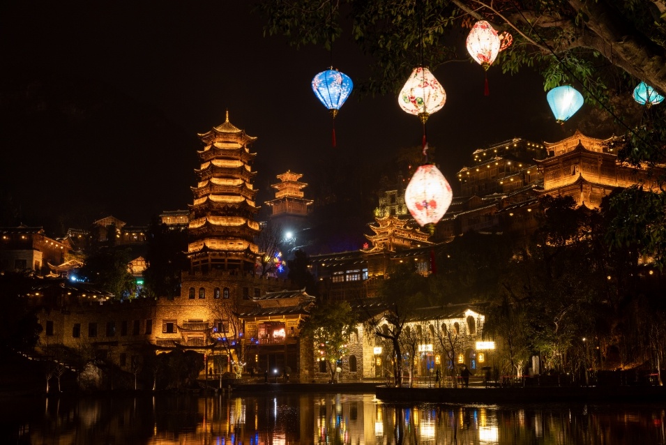 The song "Fenglin Buyi" sung by young singer Yang Xiyinzi depicts the ...